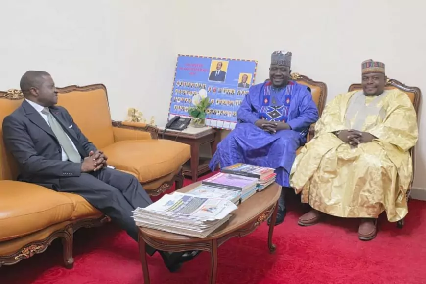 El Hadj Mohamed Awal, PDG de VIP AL BARKA LINE EXPRESS, reçu en ...